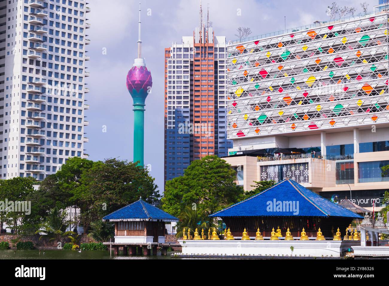 Colombo, Sri Lanka - December 3, 2021: Colombo city street view with ...