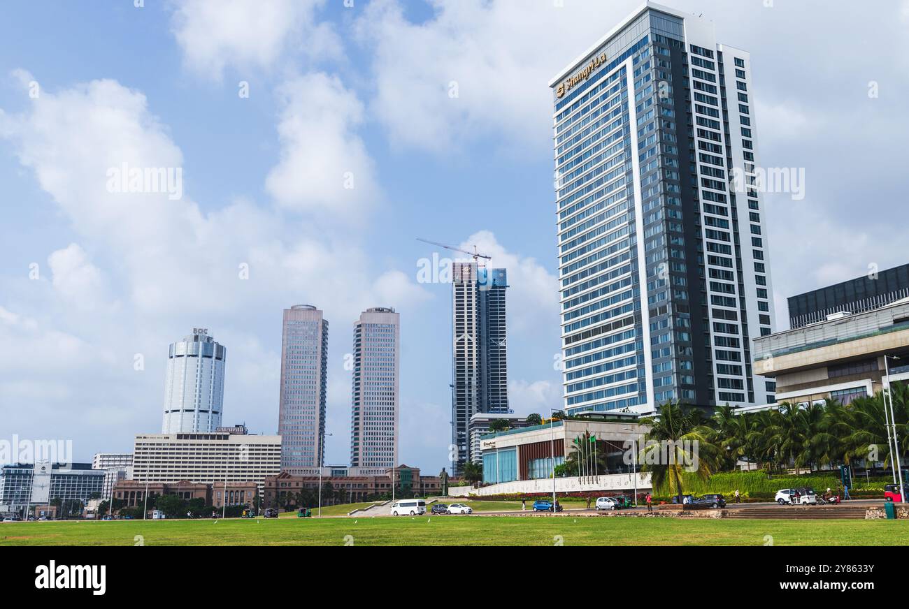 Colombo, Sri Lanka - December 3, 2021: Colombo downtown street view ...
