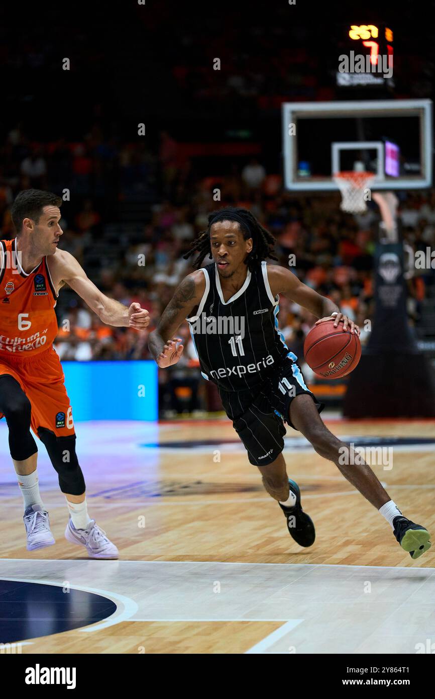 Xabi Lopez Arostegui of Valencia basket, Keondre Kennedy of Veolia ...