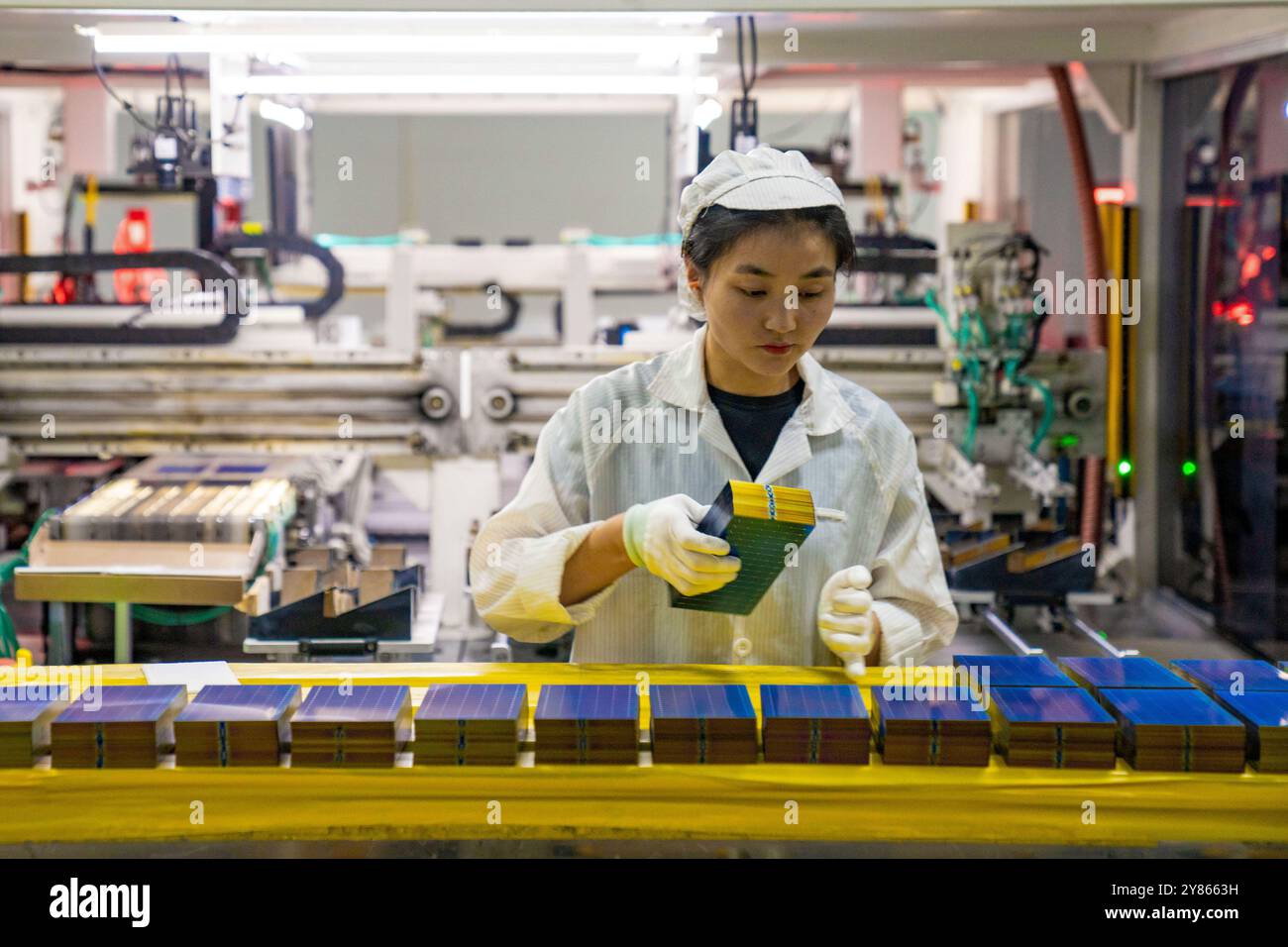 Hefei, China. 03rd Oct, 2024. HEFEI, CHINA - OCTOBER 3, 2024 - A worker ...