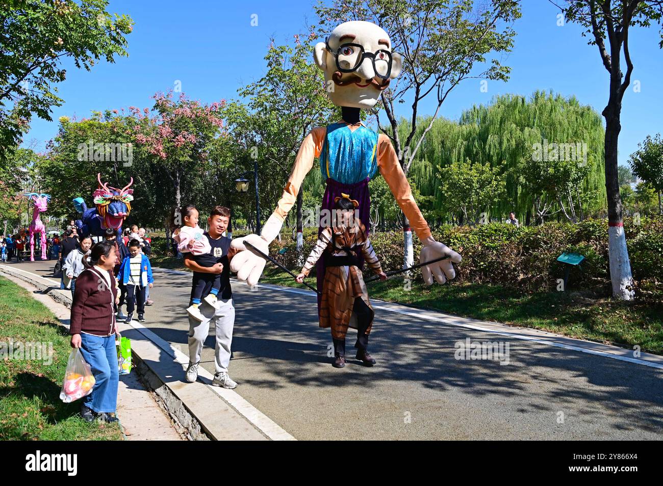 LIAOCHENG, CHINA - OCTOBER 3, 2024 - Actor Wu Xilong operates a giant ...