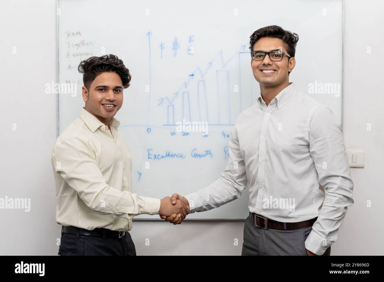 Indian partners handshake hi-res stock photography and images - Alamy