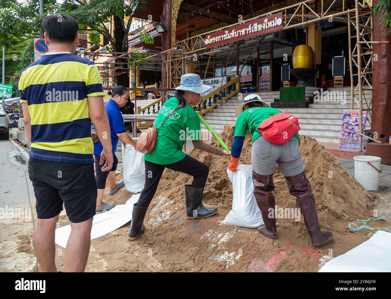 Emergency response workers flooding hi-res stock photography and images ...