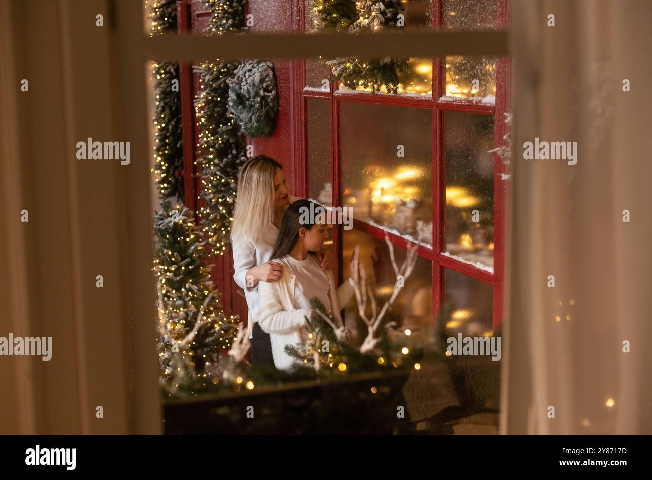 Children window shopping on Christmas market Stock Photo - Alamy