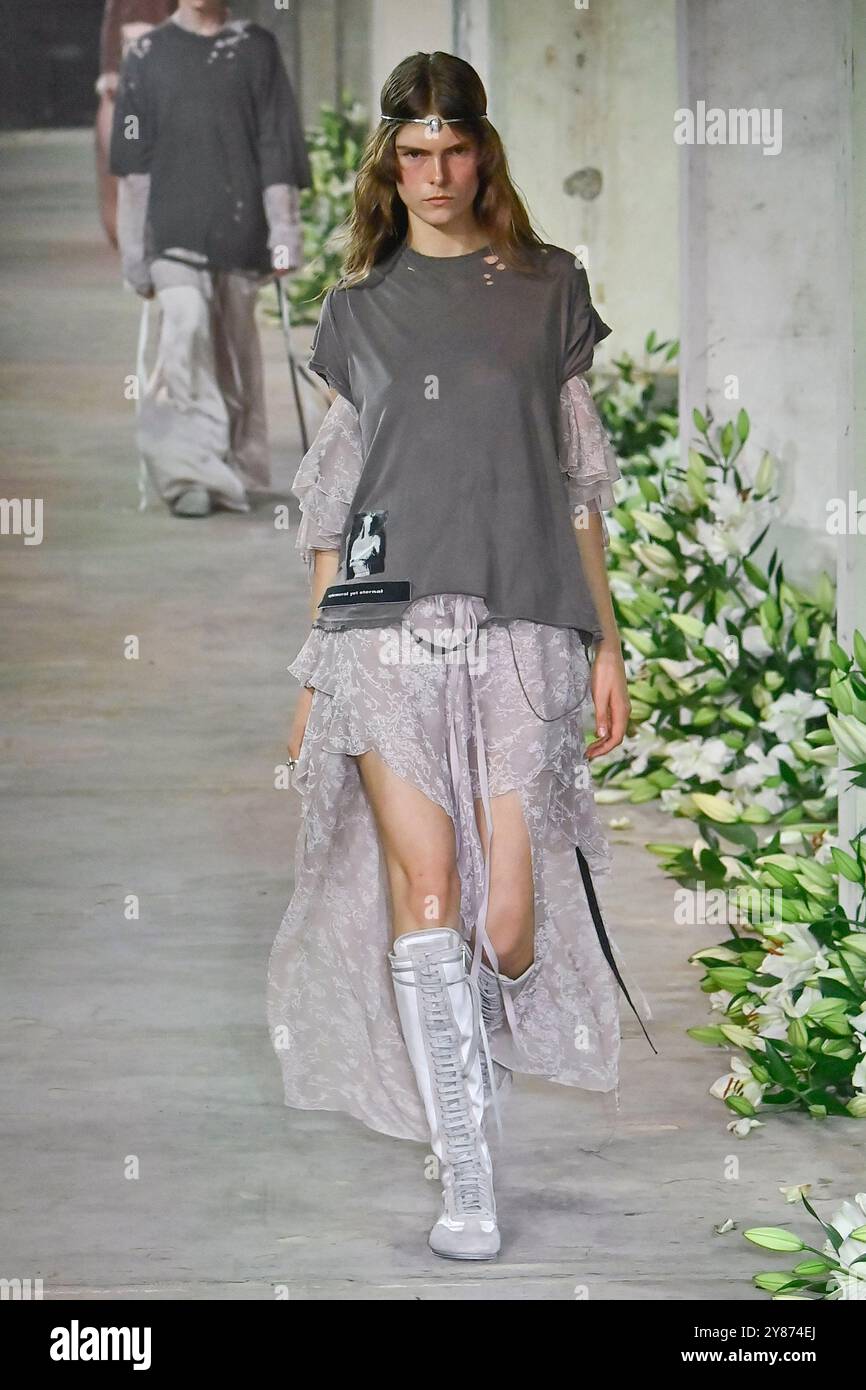 Paris, France. 28th Sep, 2024. Model Anna Robinson is seen on the ...