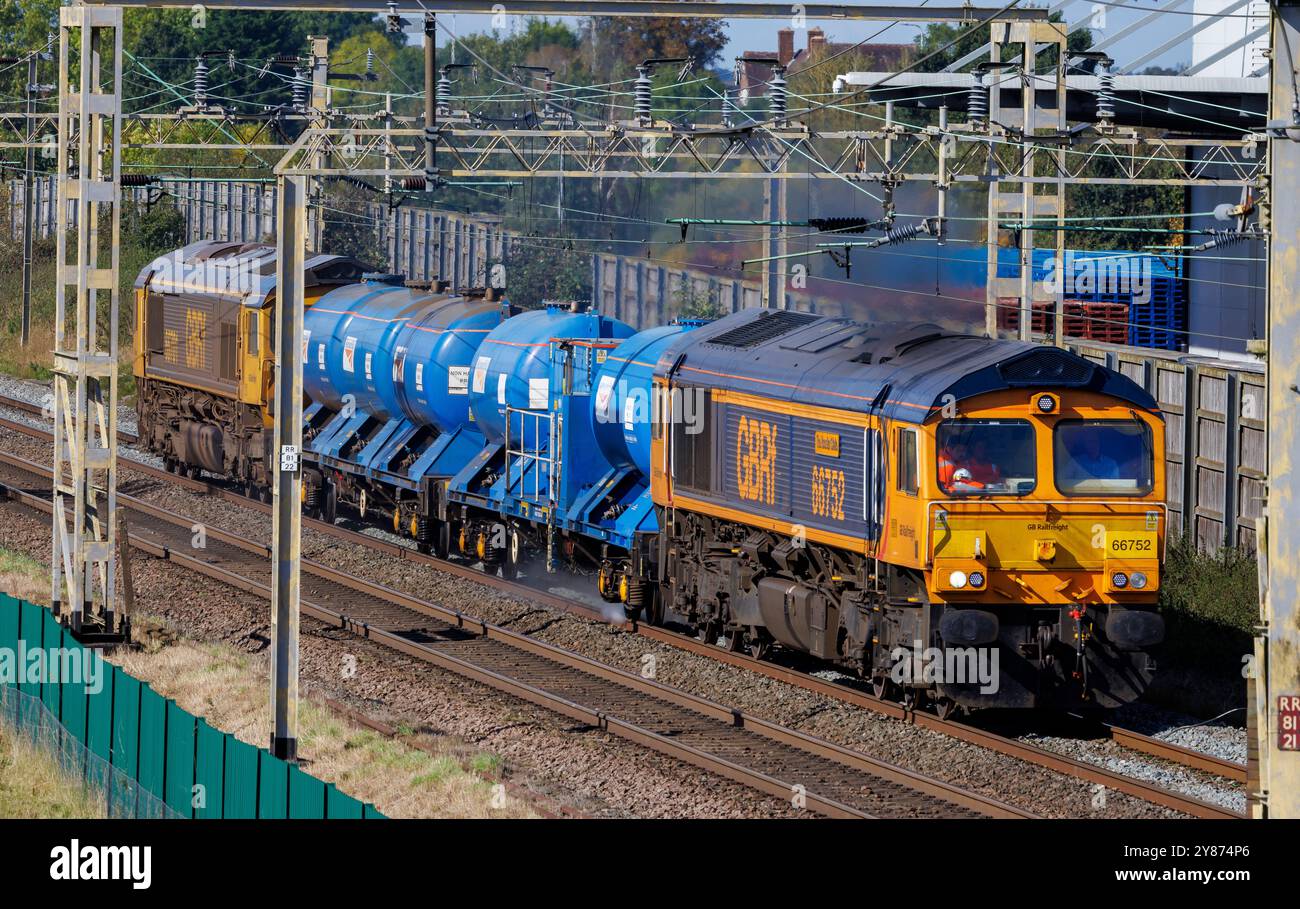 GBRf RHTT set of two class 66 locomotives passing DIRFT, Crick ...