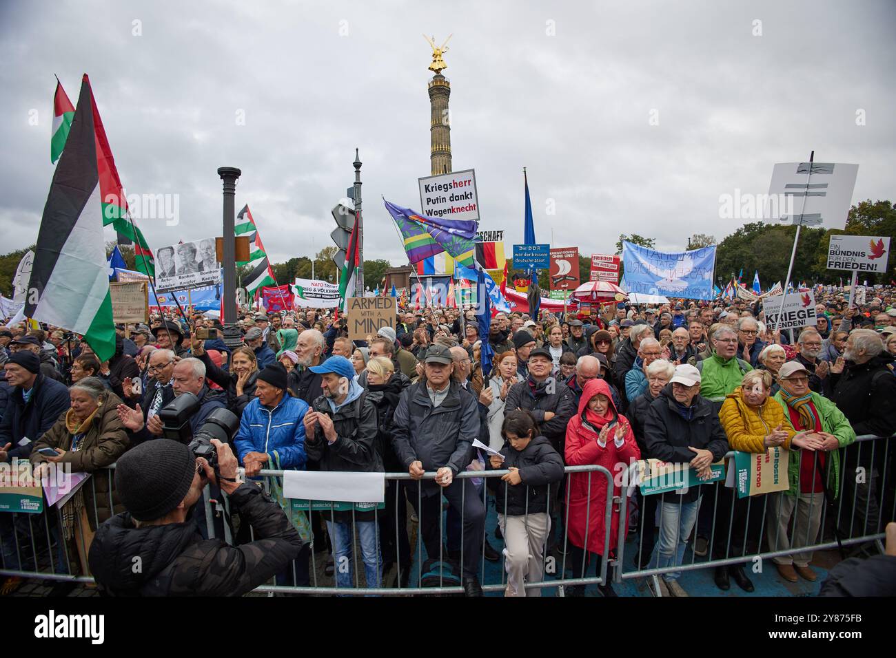 Berlin, Germany. 03rd Oct, 2024. Numerous people attend a peace ...