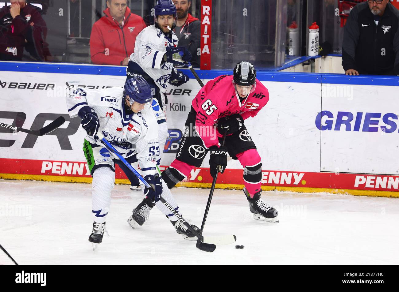 Marco Muenzenberger (Koeln) im Zweikampf mit Danjo Leonhardt (Straubing ...
