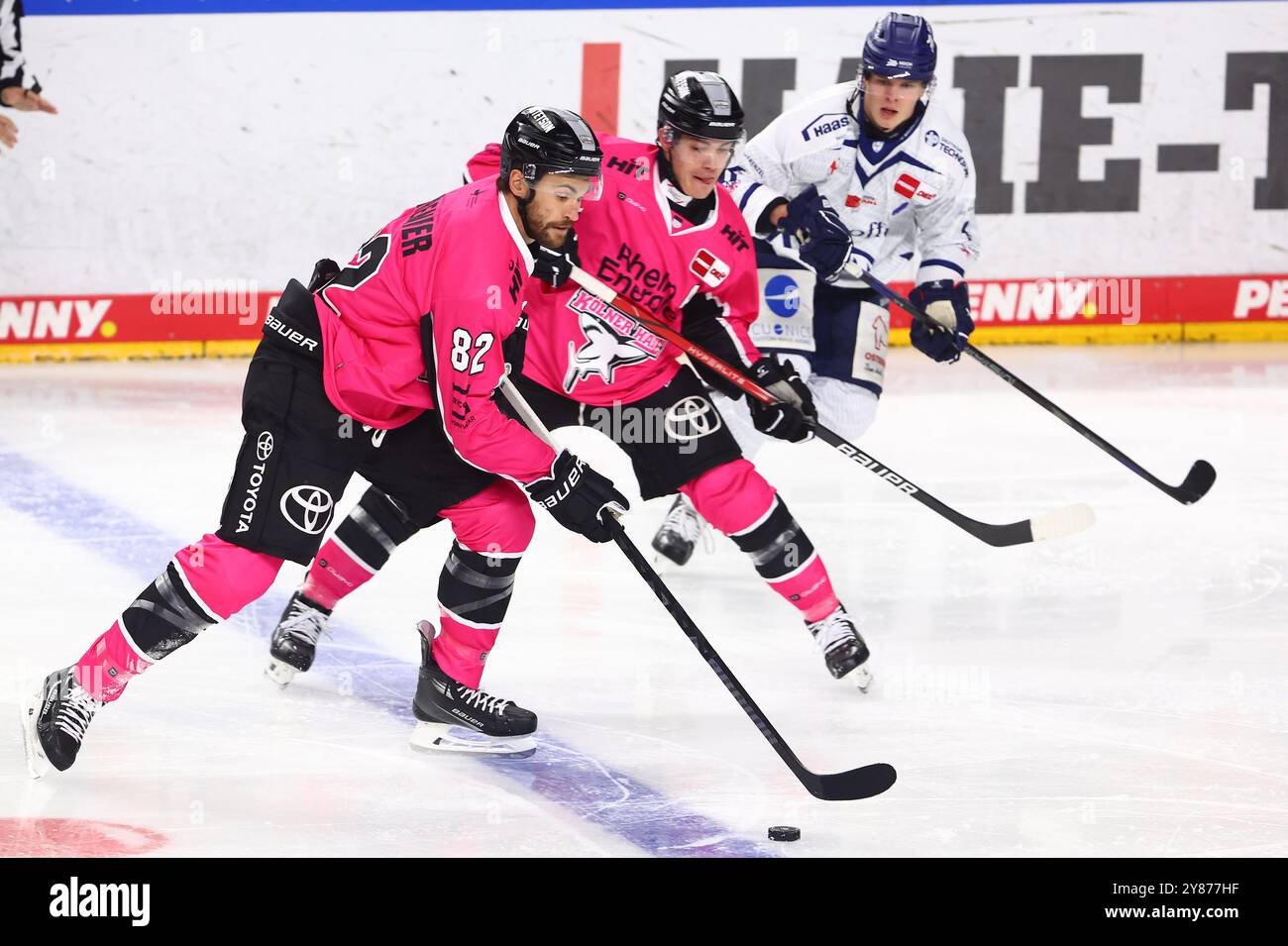 Alexandre Grenier (Koeln) am Puck Koelner Haie vs Straubing Tigers ...