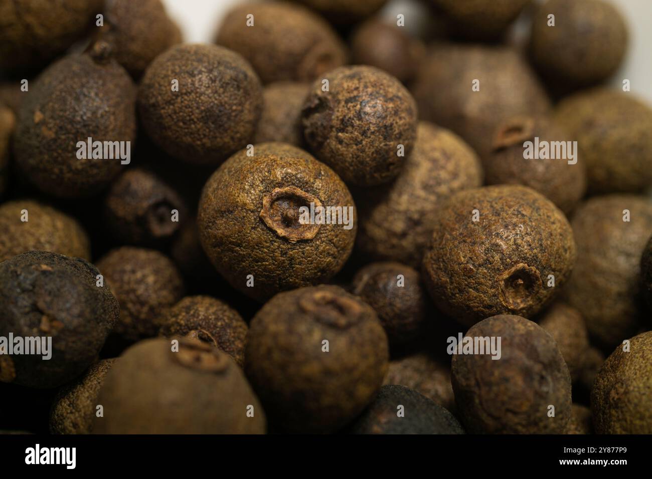 allspice close up. pile of allspice , texture , macro Stock Photo - Alamy