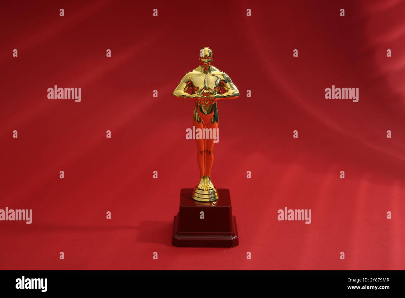 One golden Oscar award on red background Stock Photo - Alamy