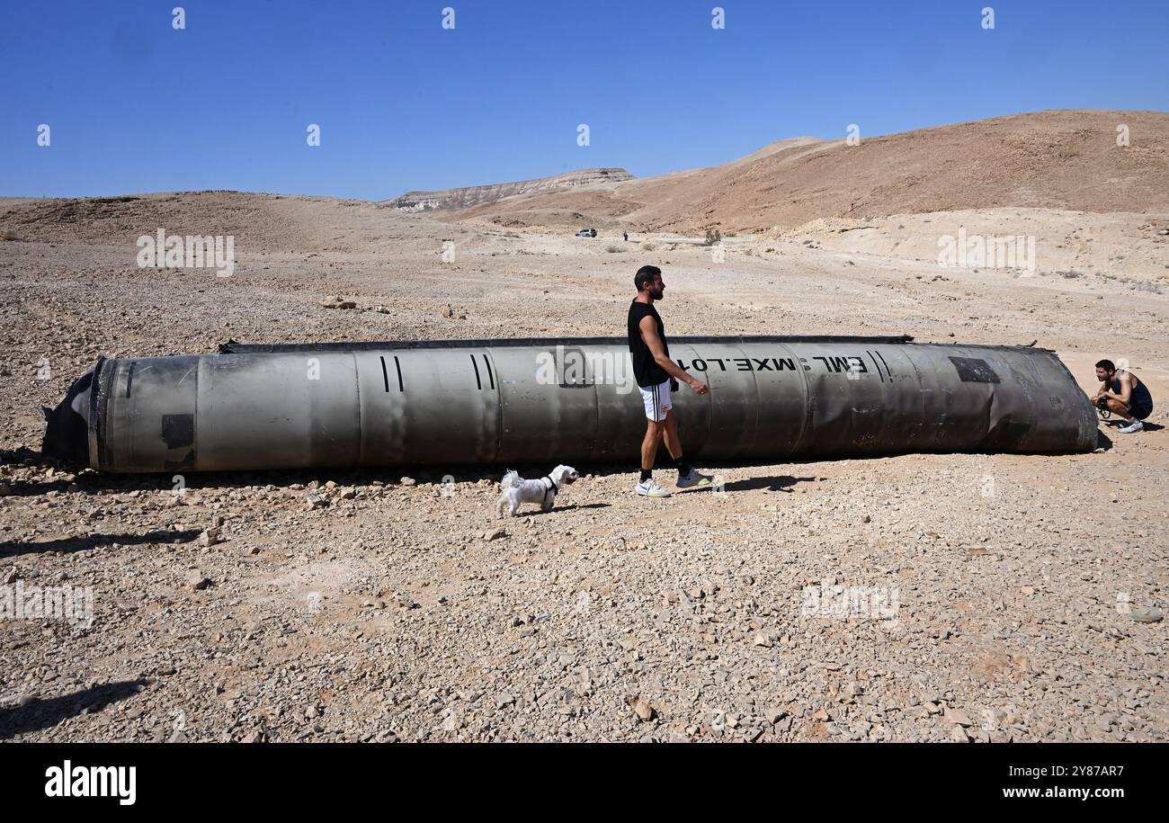 Negev Desert, Israel. 03rd Oct, 2024. People look at the wreckage of an ...