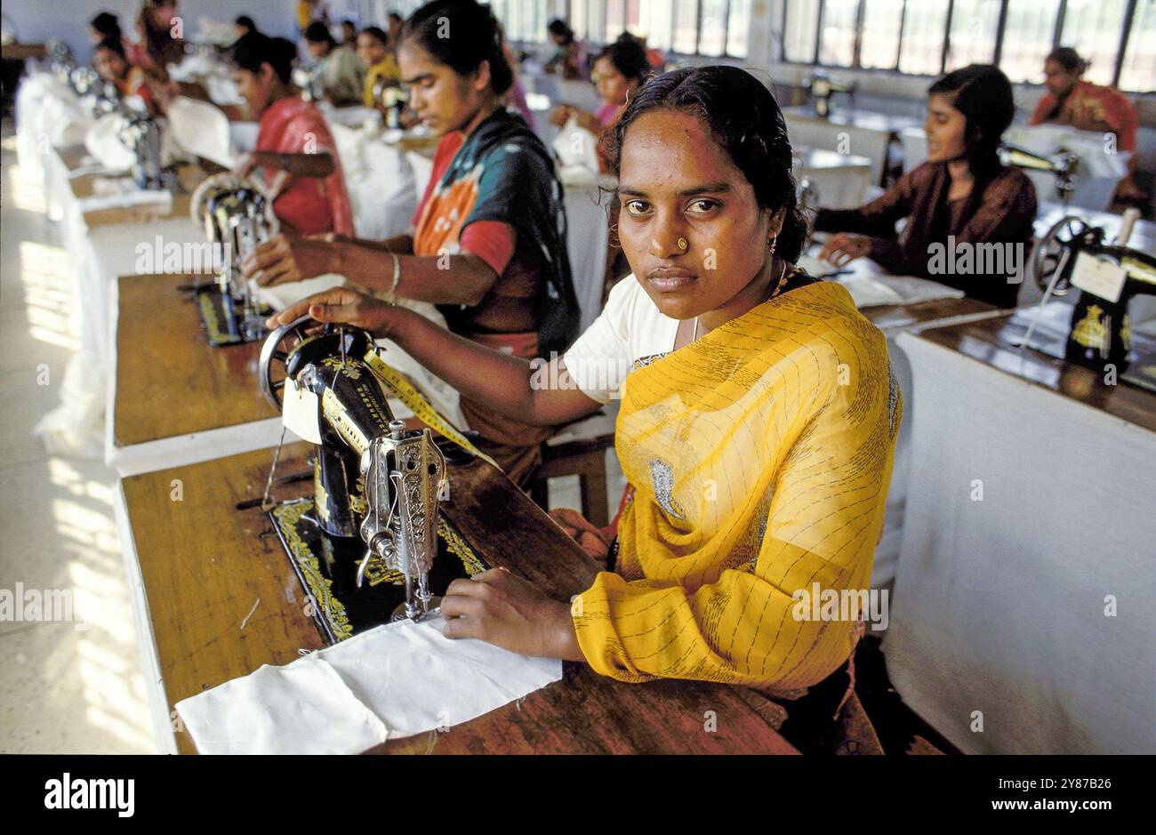 Bangladesh female workers textile hi-res stock photography and images - Alamy