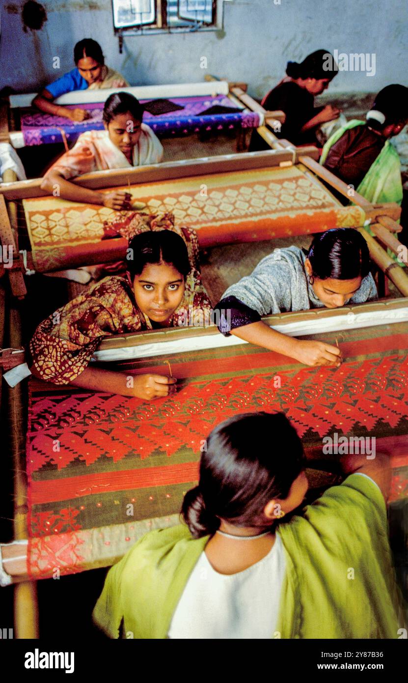 Child weaving textile asia hi-res stock photography and images - Alamy