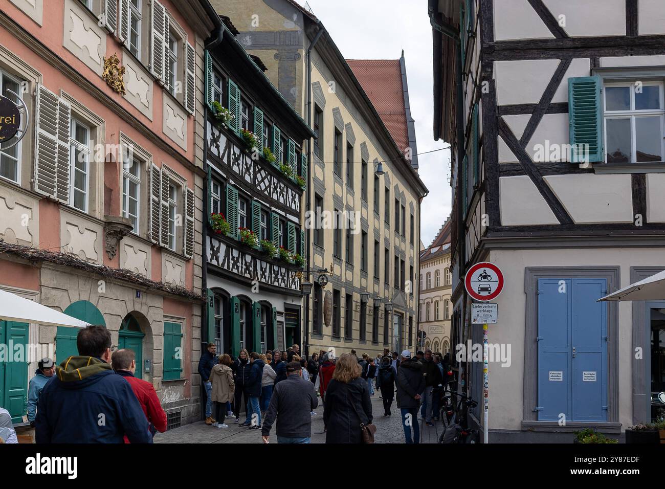 Vermittelt menschen hi-res stock photography and images - Alamy