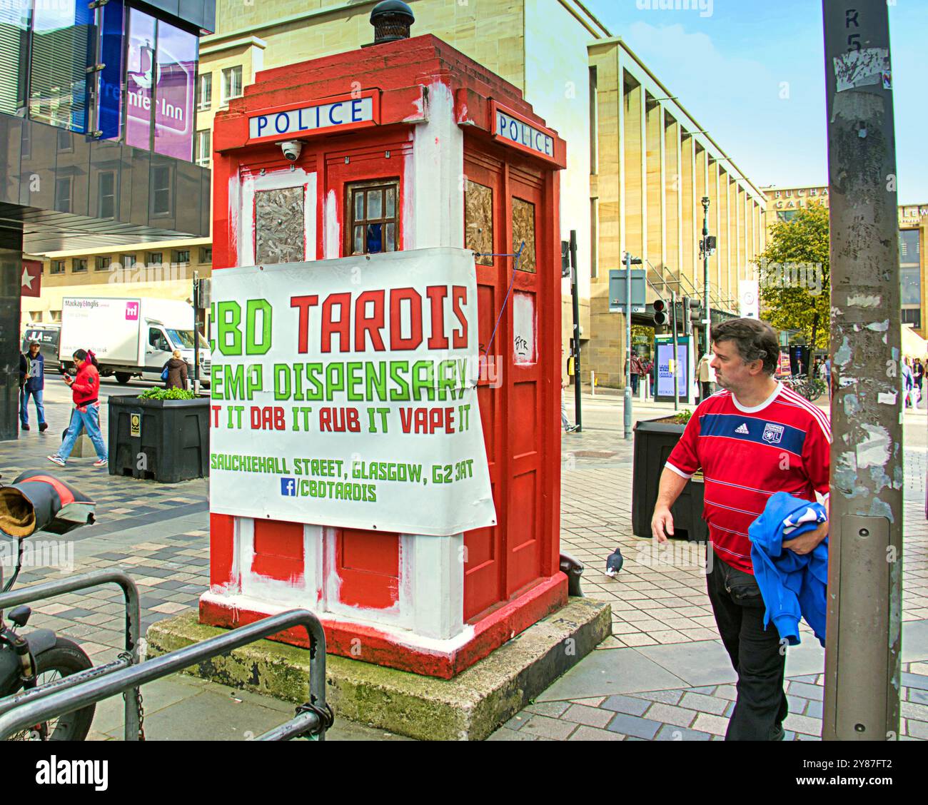 Glasgow, Scotland, UK. 3rd October, 2024. UK Weather: Sunny as locals ...