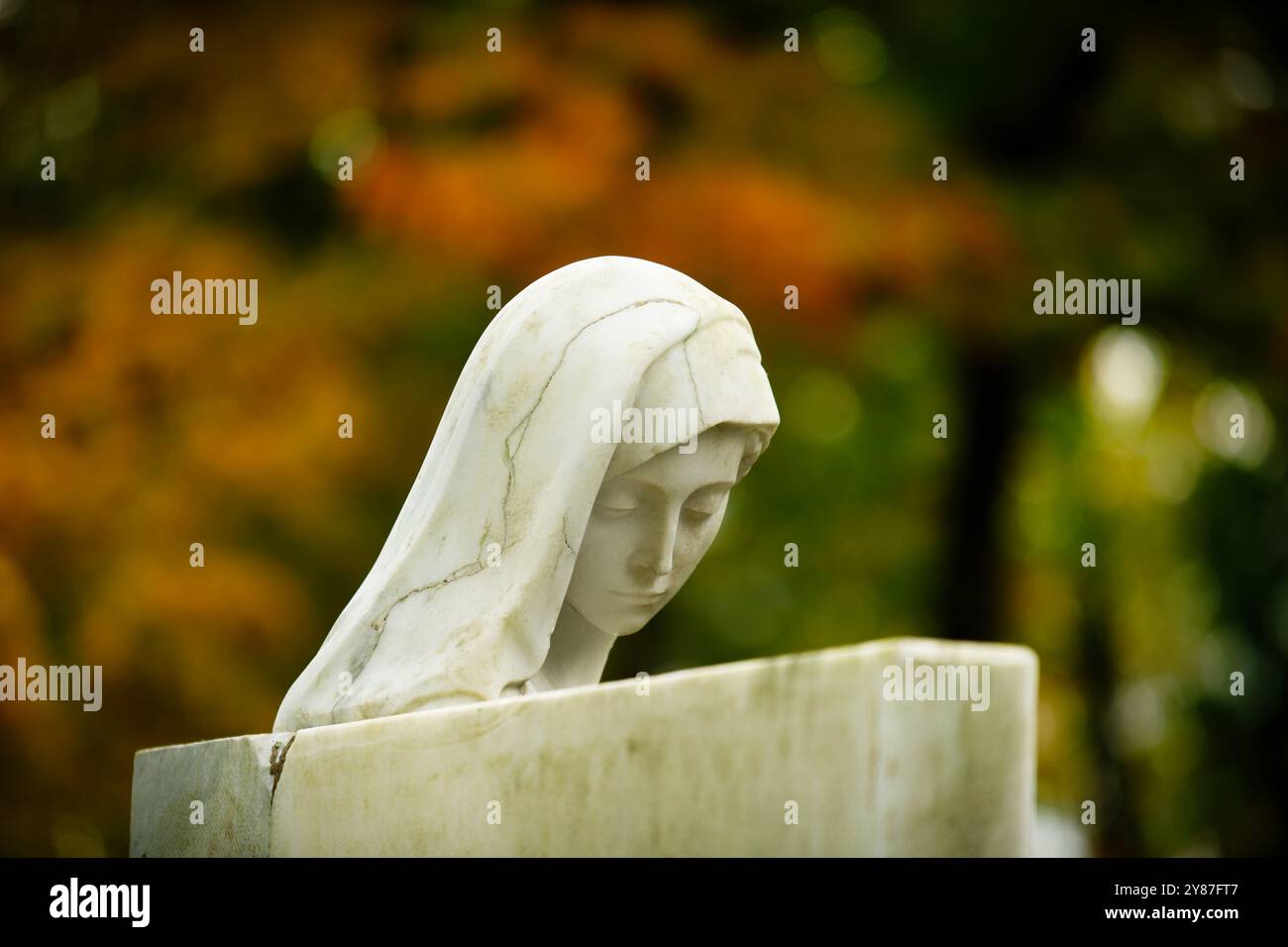 Cracked statue looking sad hi-res stock photography and images - Alamy
