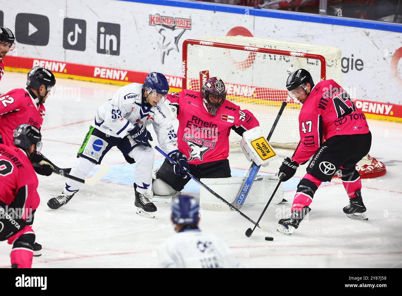 Danjo Leonhardt (Straubing) im Zweikampf mit Veli-Matti Vittasmaeki ...