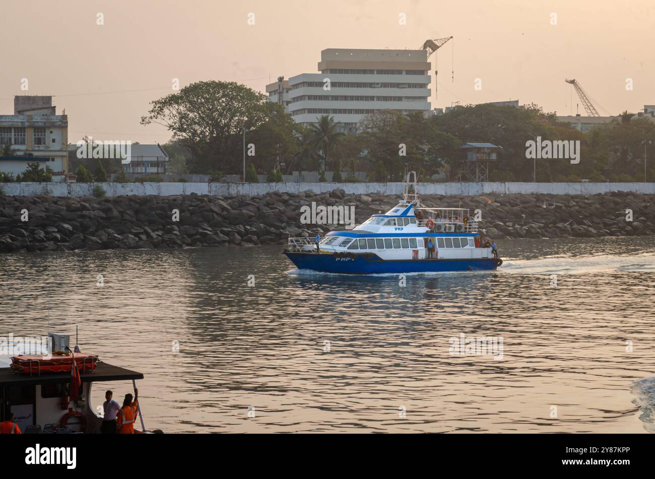 Mumbai waterfront hi-res stock photography and images - Alamy