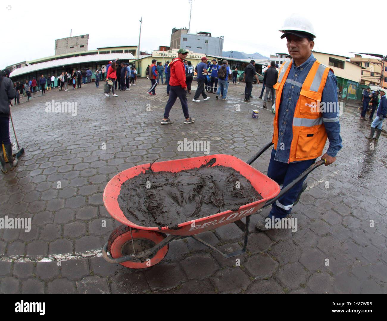 CLEANING UP FLOODS SOUTH QUITO Quito, Thursday, October 3, 2024 Cleaning work in the Lucha de ...