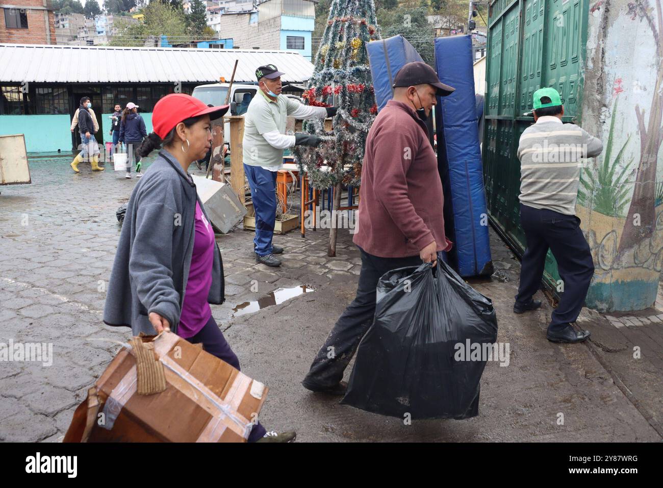 CLEANING UP FLOODS SOUTH QUITO Quito, Thursday, October 3, 2024 Cleaning work in the Lucha de ...