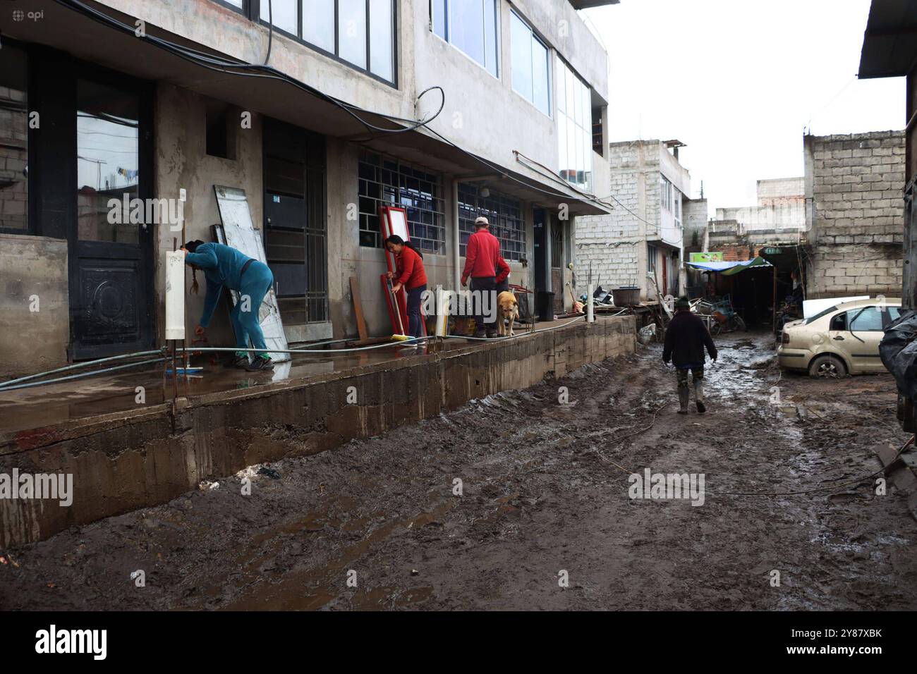 CLEANING UP FLOODS SOUTH QUITO Quito, Thursday, October 3, 2024 Cleaning work in the Lucha de ...