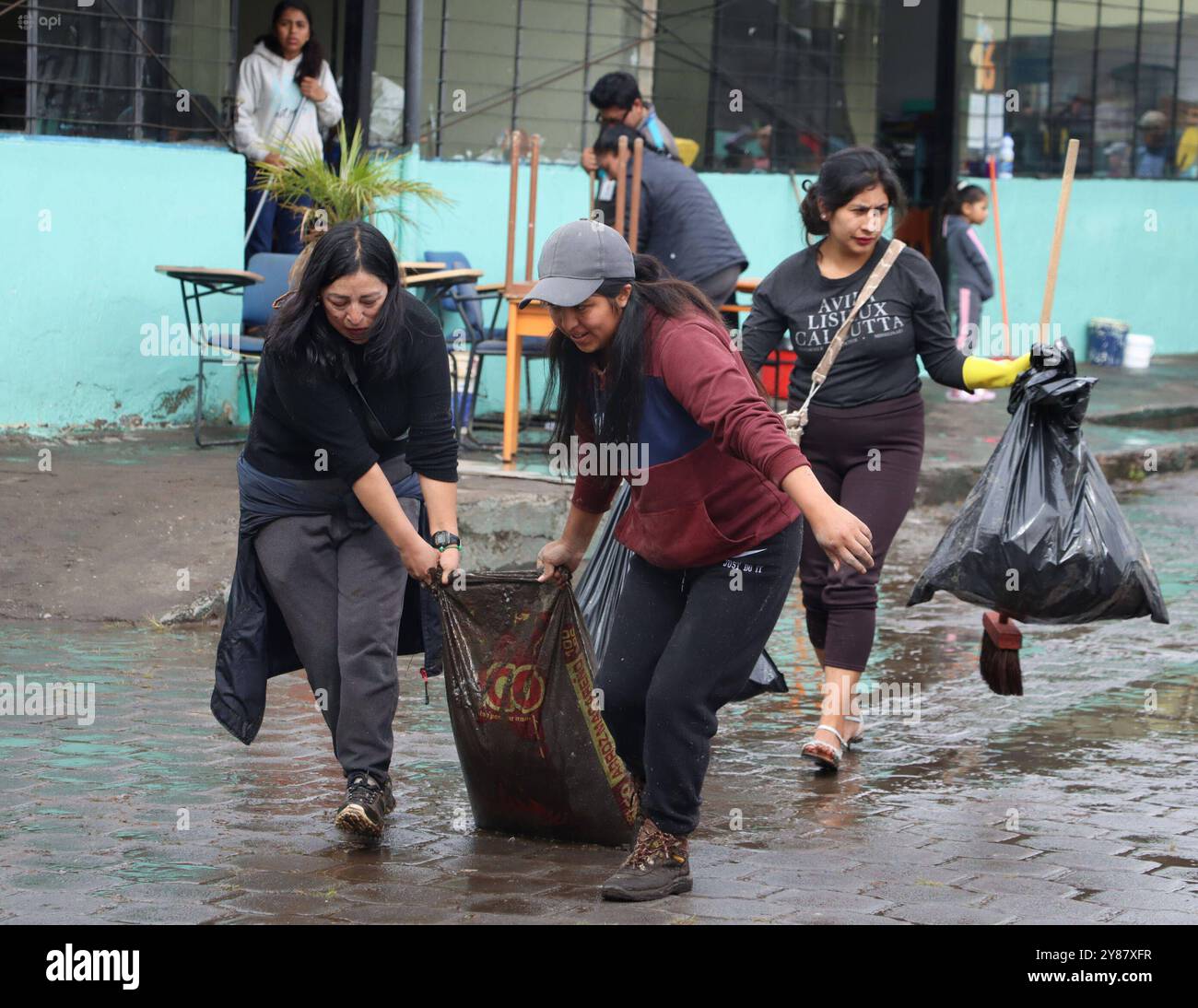 CLEANING UP FLOODS SOUTH QUITO Quito, Thursday, October 3, 2024 Cleaning work in the Lucha de ...