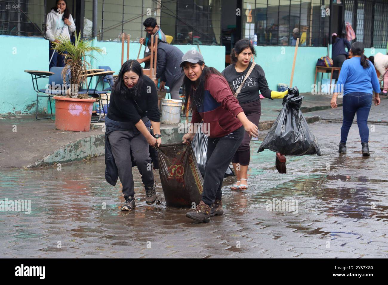 CLEANING UP FLOODS SOUTH QUITO Quito, Thursday, October 3, 2024 Cleaning work in the Lucha de ...