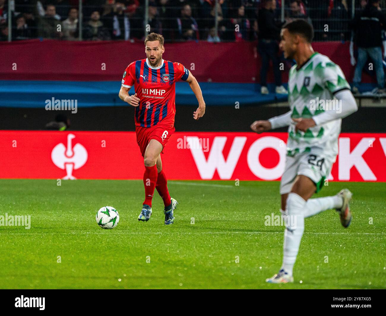 Patrick Mainka (FC Heidenheim, #06) am Ball, GER, 1. FC Heidenheim vs ...