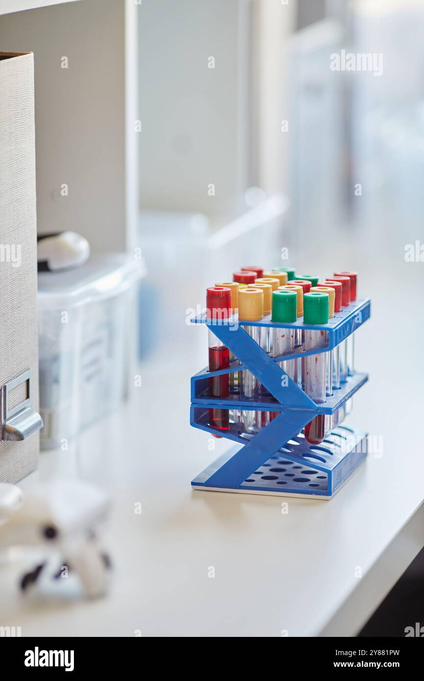 Test tubes in test tube rack hi-res stock photography and images - Alamy