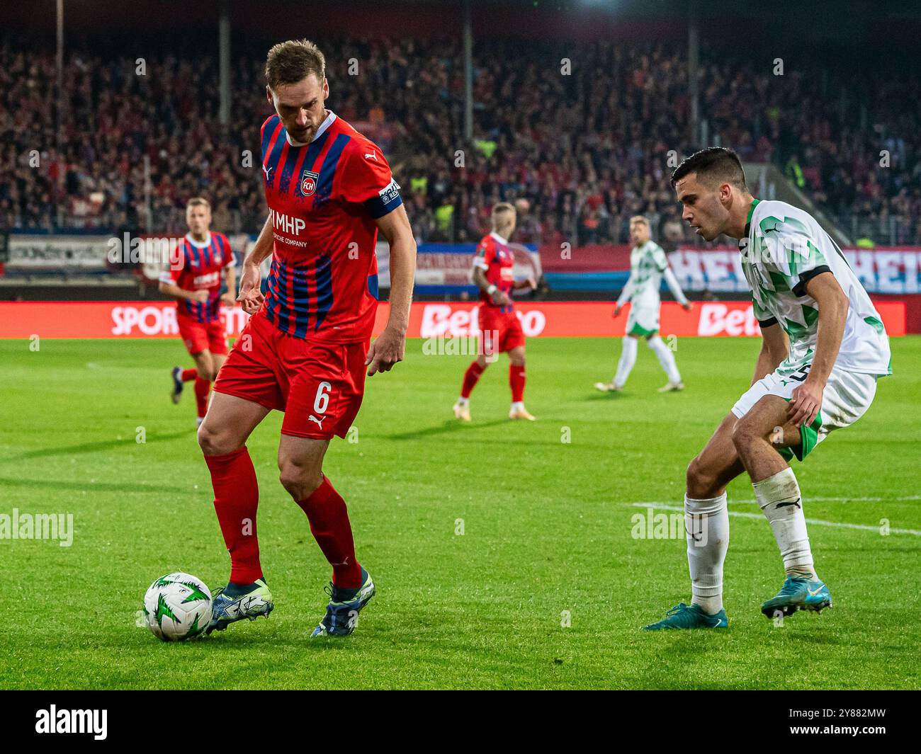 Patrick Mainka (FC Heidenheim, #06) am Ball, GER, 1. FC Heidenheim vs ...