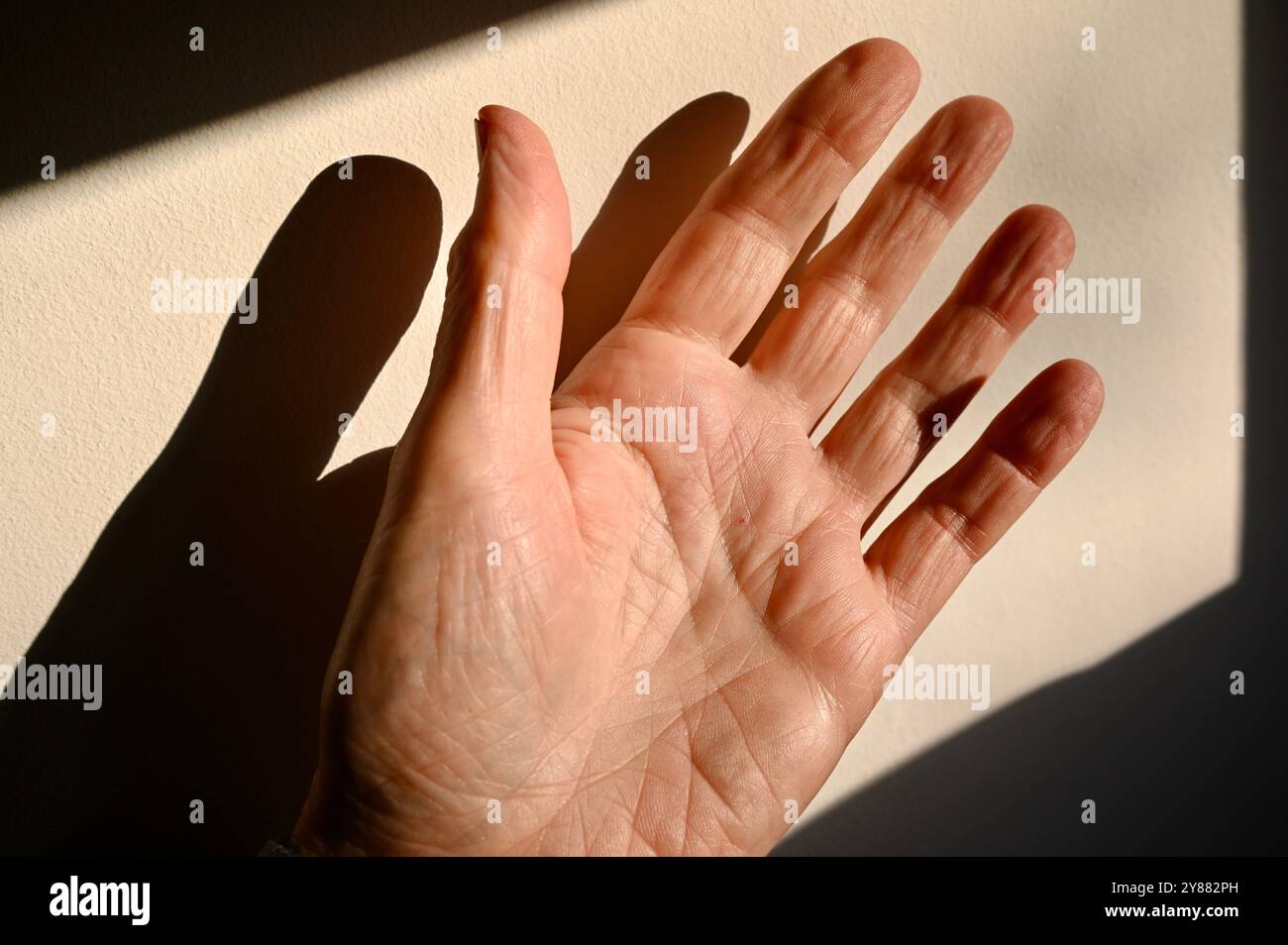 Senior Hand with fingers outstretched Stock Photo - Alamy