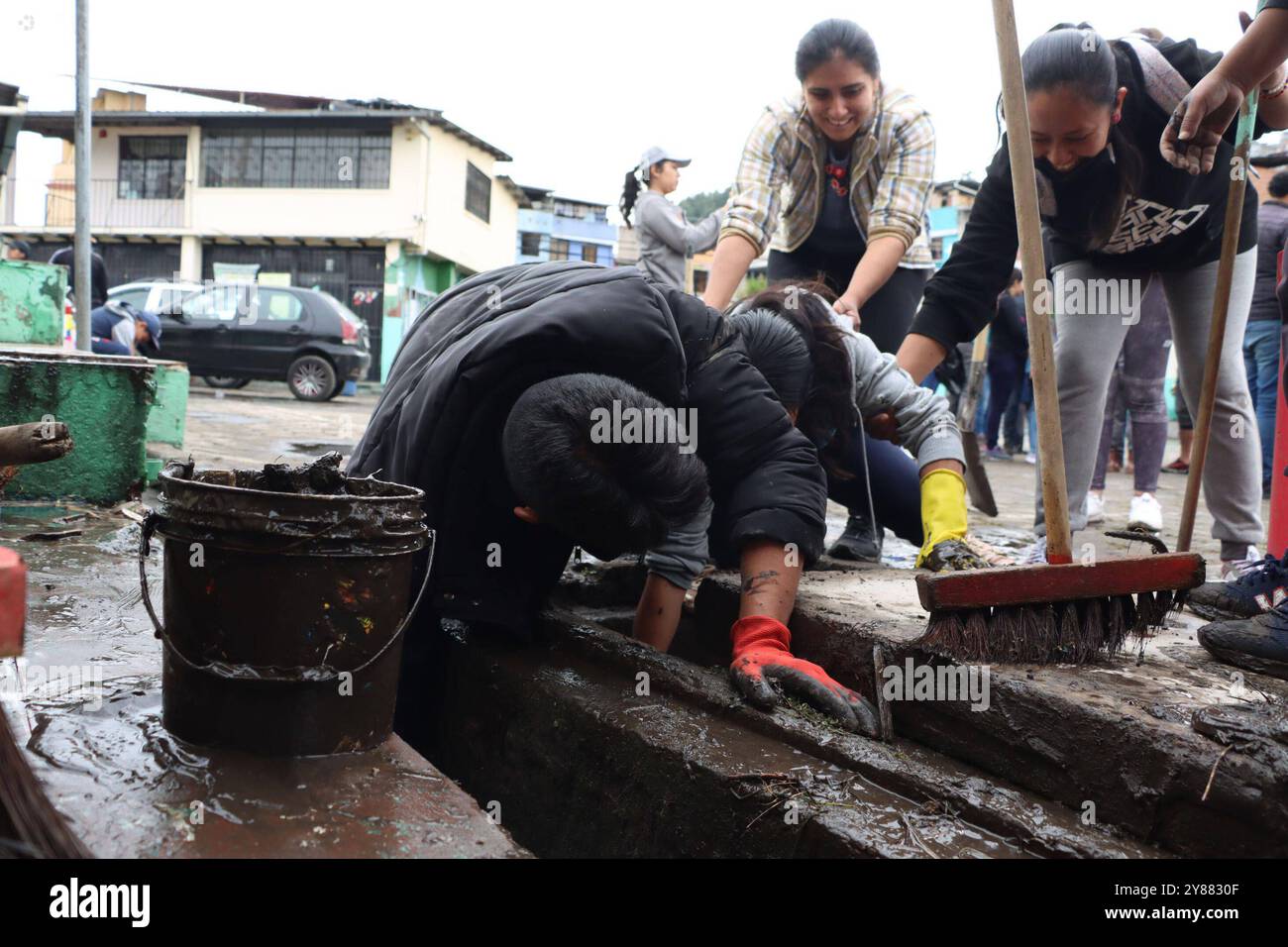 CLEANING UP FLOODS SOUTH QUITO Quito, Thursday, October 3, 2024 Cleaning work in the Lucha de ...