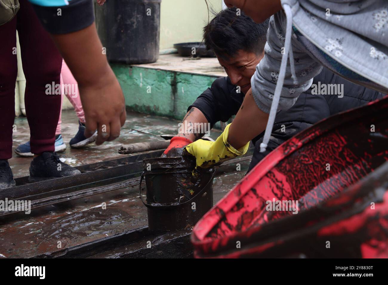 CLEANING UP FLOODS SOUTH QUITO Quito, Thursday, October 3, 2024 Cleaning work in the Lucha de ...