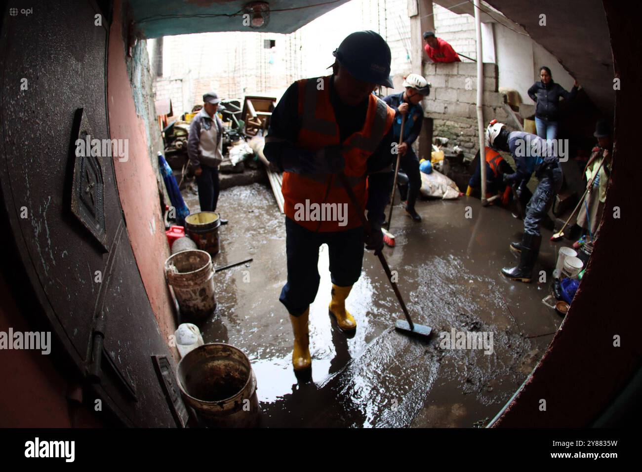 CLEANING UP FLOODS SOUTH QUITO Quito, Thursday, October 3, 2024 Cleaning work in the Lucha de ...