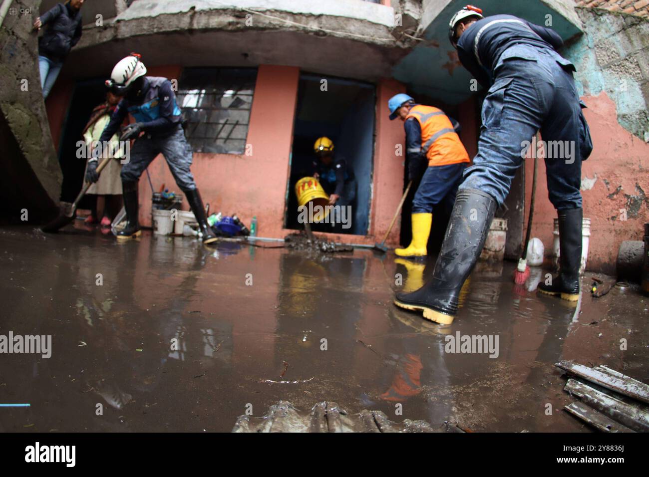 CLEANING UP FLOODS SOUTH QUITO Quito, Thursday, October 3, 2024 Cleaning work in the Lucha de ...