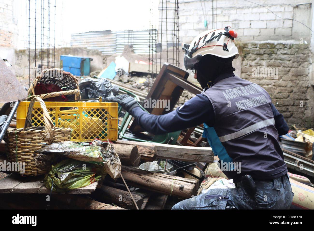 CLEANING UP FLOODS SOUTH QUITO Quito, Thursday, October 3, 2024 Cleaning work in the Lucha de ...