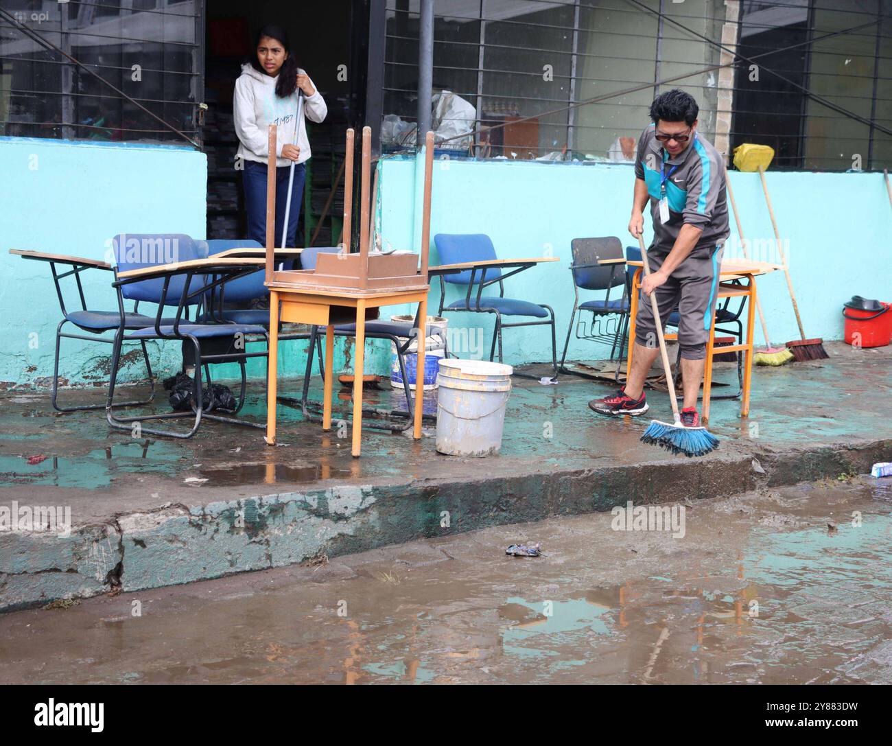 CLEANING UP FLOODS SOUTH QUITO Quito, Thursday, October 3, 2024 Cleaning work in the Lucha de ...