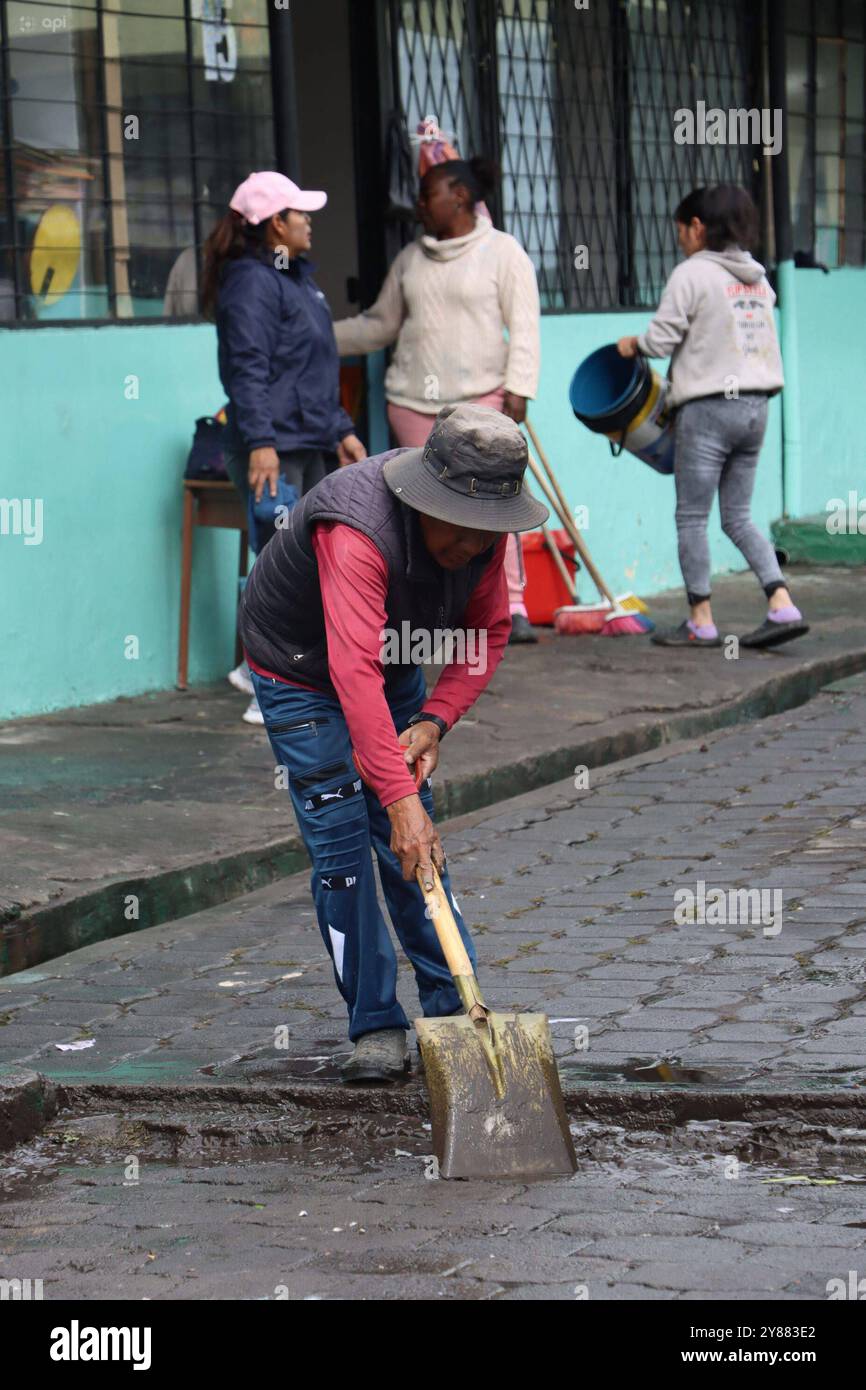 CLEANING UP FLOODS SOUTH QUITO Quito, Thursday, October 3, 2024 Cleaning work in the Lucha de ...