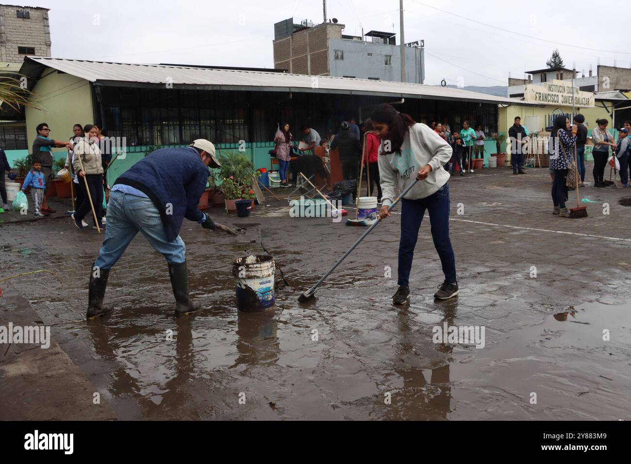 CLEANING UP FLOODS SOUTH QUITO Quito, Thursday, October 3, 2024 Cleaning work in the Lucha de ...