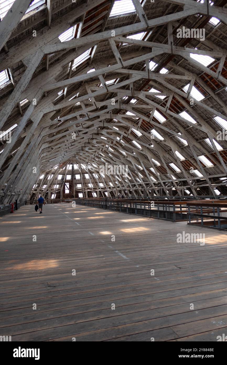 Cantilevered beams hi-res stock photography and images - Alamy