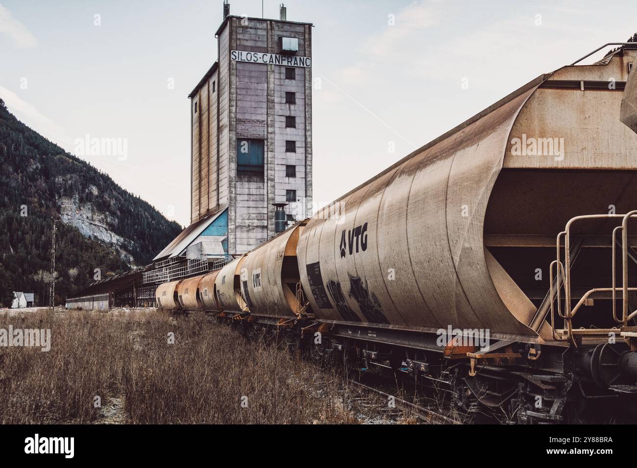 Freight train next to a silo Stock Photo - Alamy