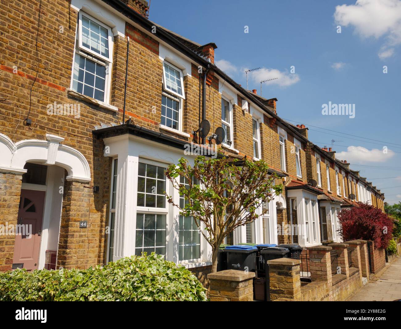Victorian row houses hi-res stock photography and images - Alamy