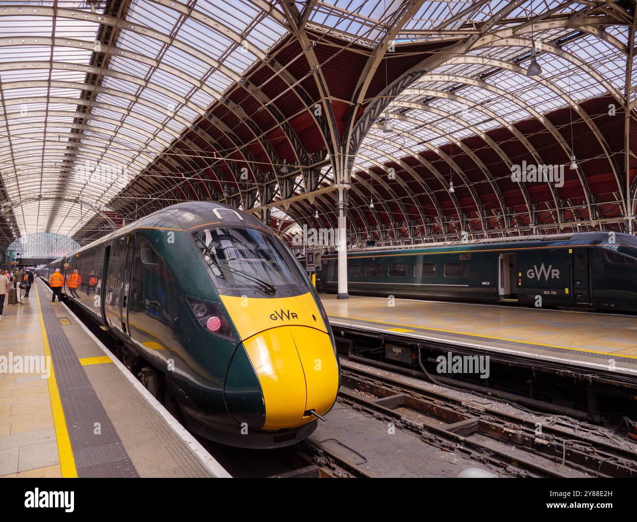 Great Western Railway train on the platform at Paddington Station ...