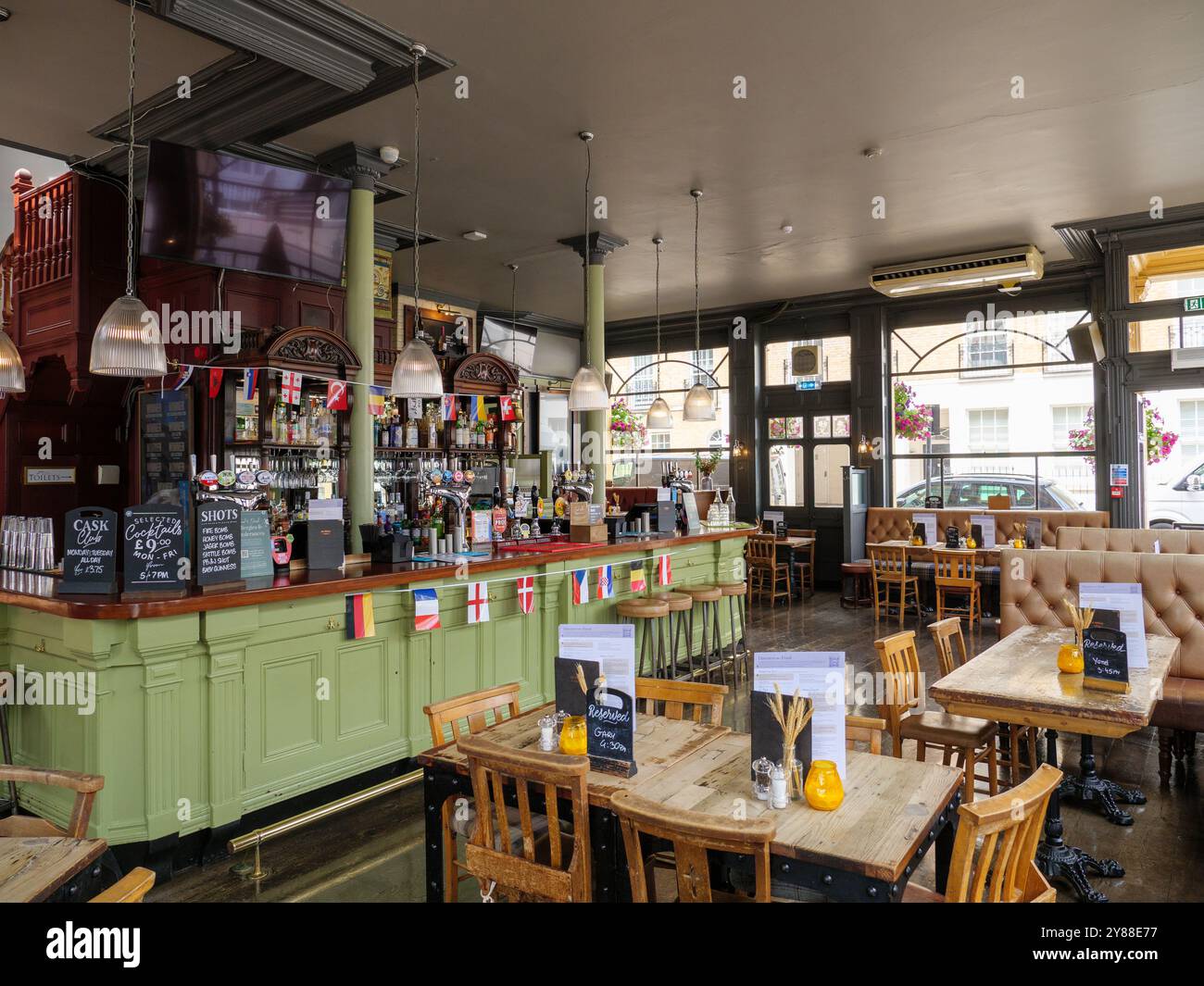 Empty pub interior england hi-res stock photography and images - Alamy