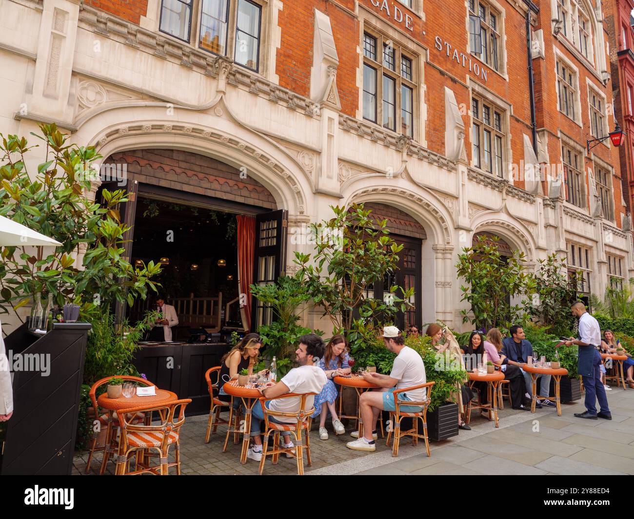 Pavement seating outside Chiltern Firehouse restaurant and bar ...