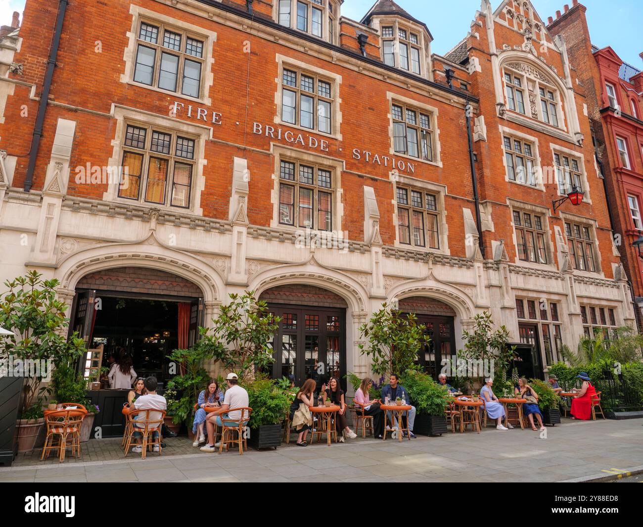 Pavement seating outside Chiltern Firehouse restaurant and bar ...