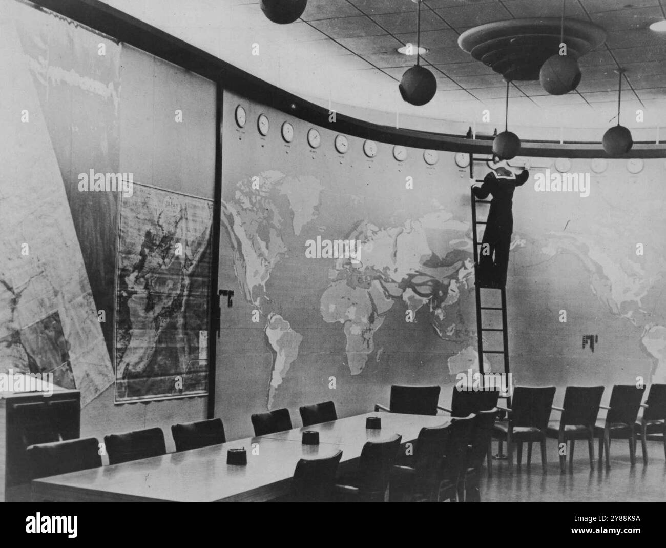 Huge world map hi-res stock photography and images - Alamy