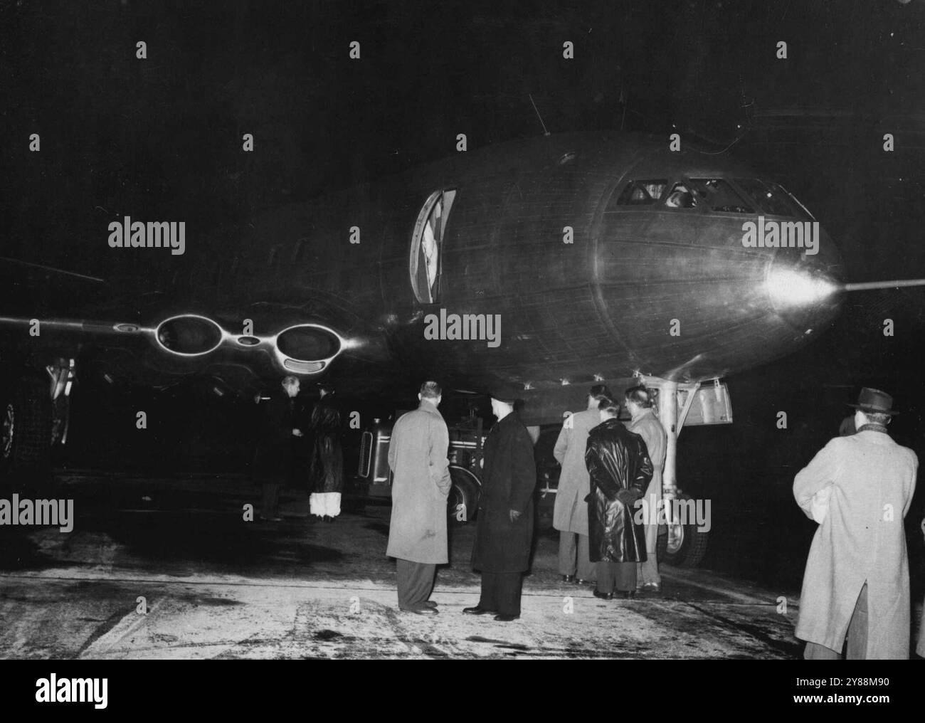 Comet On Its First Overseas Flight -- Early ***** sight-seers watch the ...