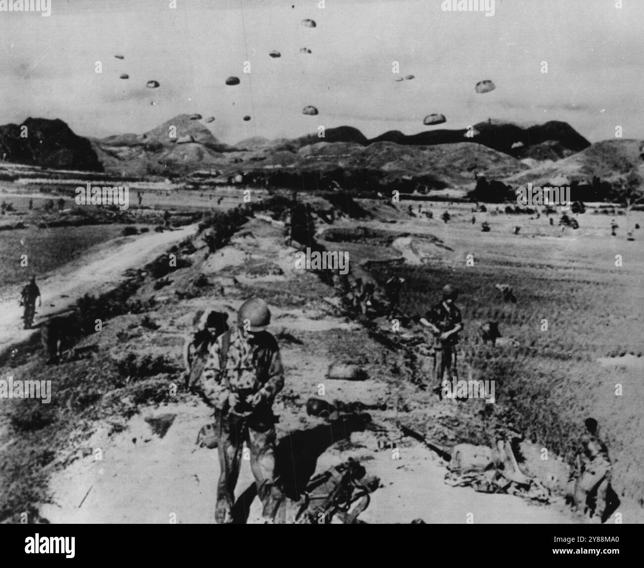 French Paratroopers In Surprise Raid - French paratroops land in ...